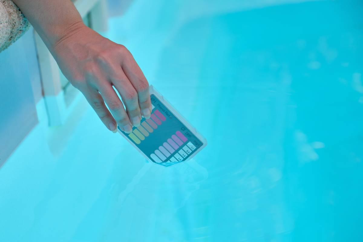 Pool Test Kits vs. Pool Test Strips: How to Use to Test Pool Water